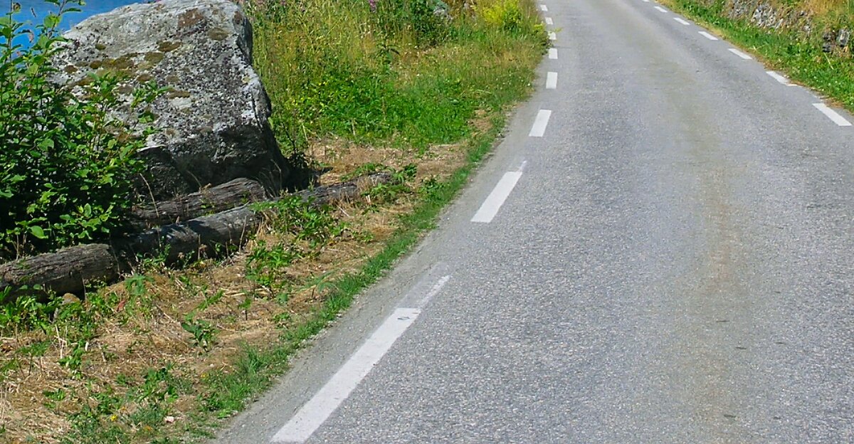 Må man lægge store sten langs vejen for at forhindre bilister i at parkere?